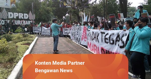 Demo di DPRD Solo, Mahasiswa Tuntut Pemerintah Berantas Monopoli Minyak ... Demo di DPRD Solo, Mahasiswa Tuntut Pemerintah Berantas Monopoli Minyak ...